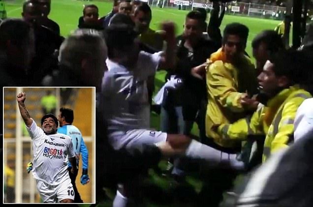 Imagini INCREDIBILE! Maradona si-a pierdut mintile si a lovit un ...