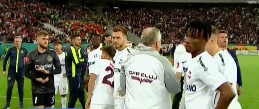 Gestul făcut de Dan Petrescu imediat după ce a învins campioana FCSB pe ... Gestul făcut de Dan Petrescu imediat după ce a învins campioana FCSB pe ...